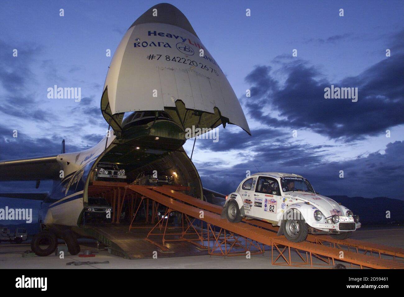 Giant cargo plane hi-res stock photography and images - Alamy