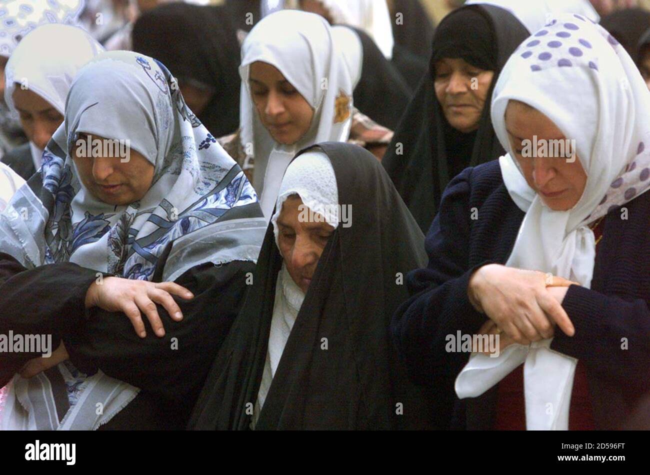 Iraq mosque praying hi-res stock photography and images - Alamy