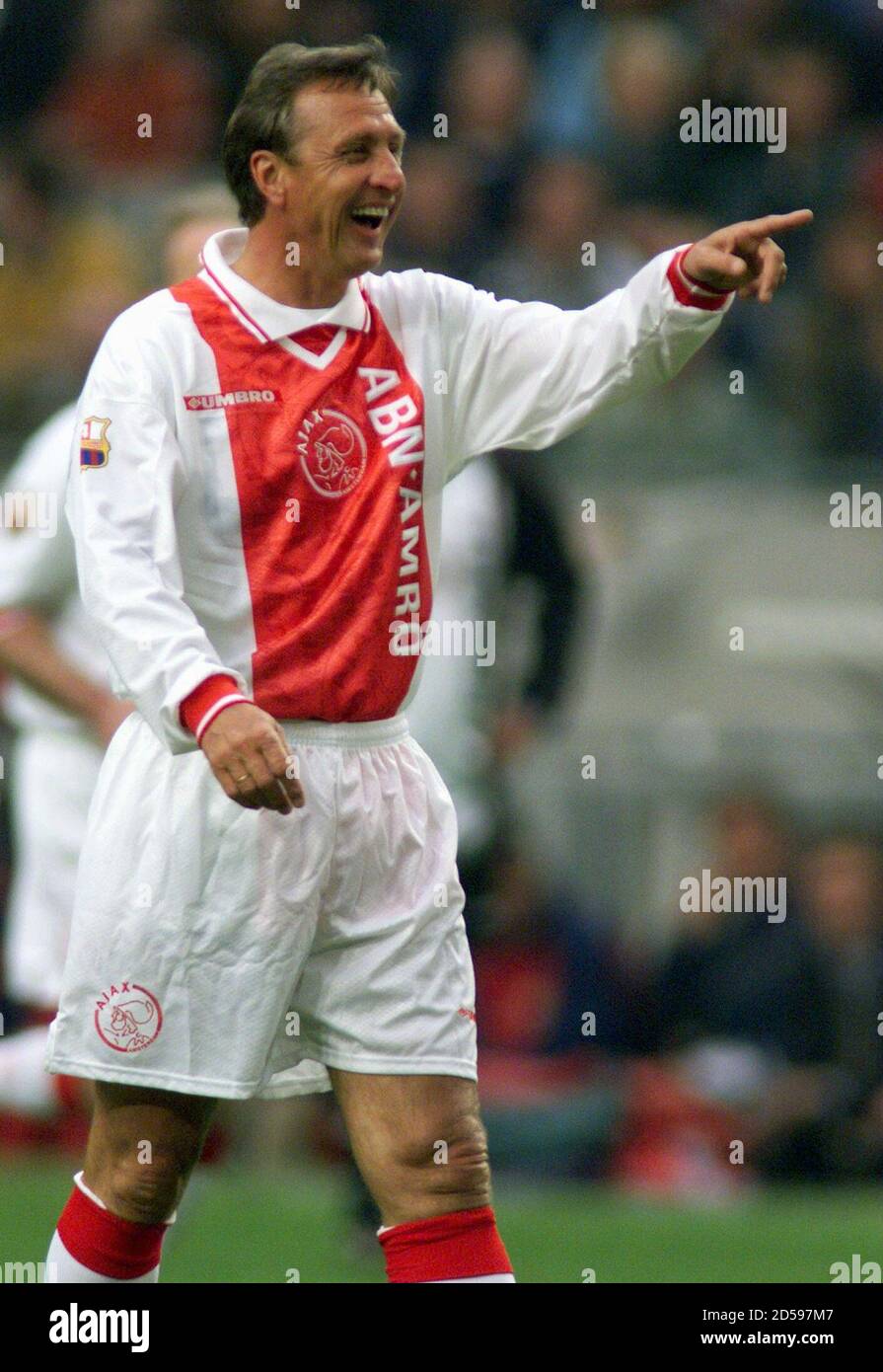 Johan cruyff netherlands playing hi-res stock photography and images ...