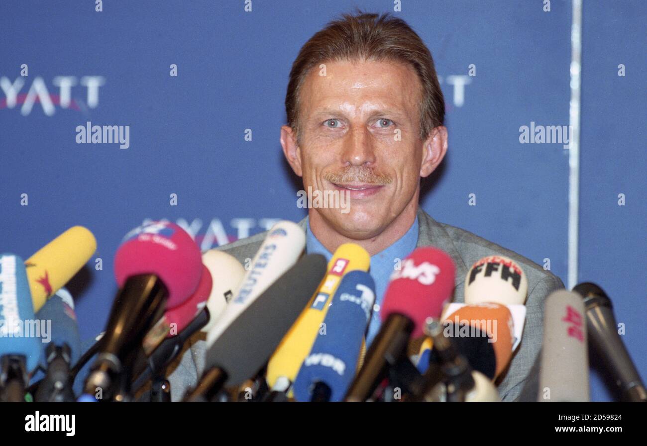 firo 12.1.2001 Fuvuball: Archive press conference Christoph Daum in the ...