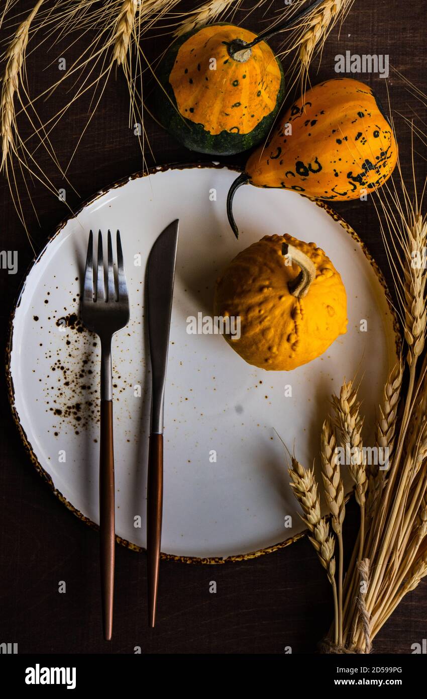 Rustic place setting on a table for Thanksgiving Stock Photo - Alamy