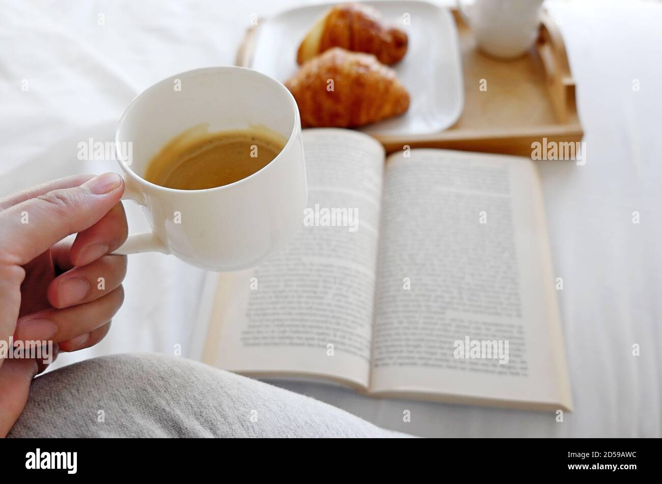 Open book on bed hi-res stock photography and images - Alamy
