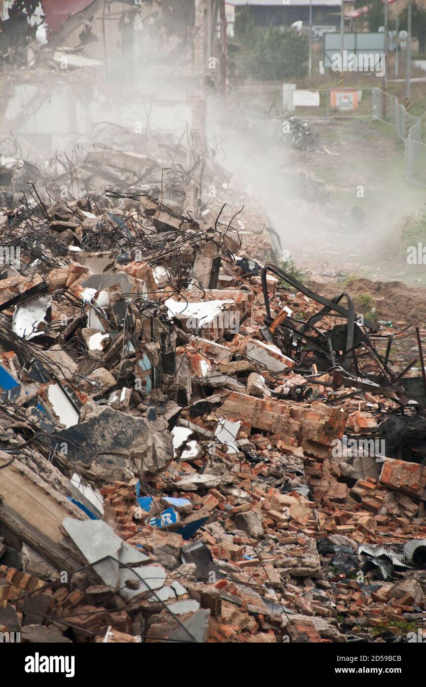 Debris of buildings hi-res stock photography and images - Alamy