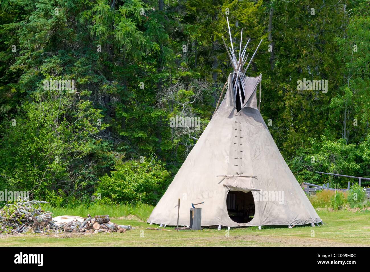 Traditional aboriginal shelter hi-res stock photography and images - Alamy