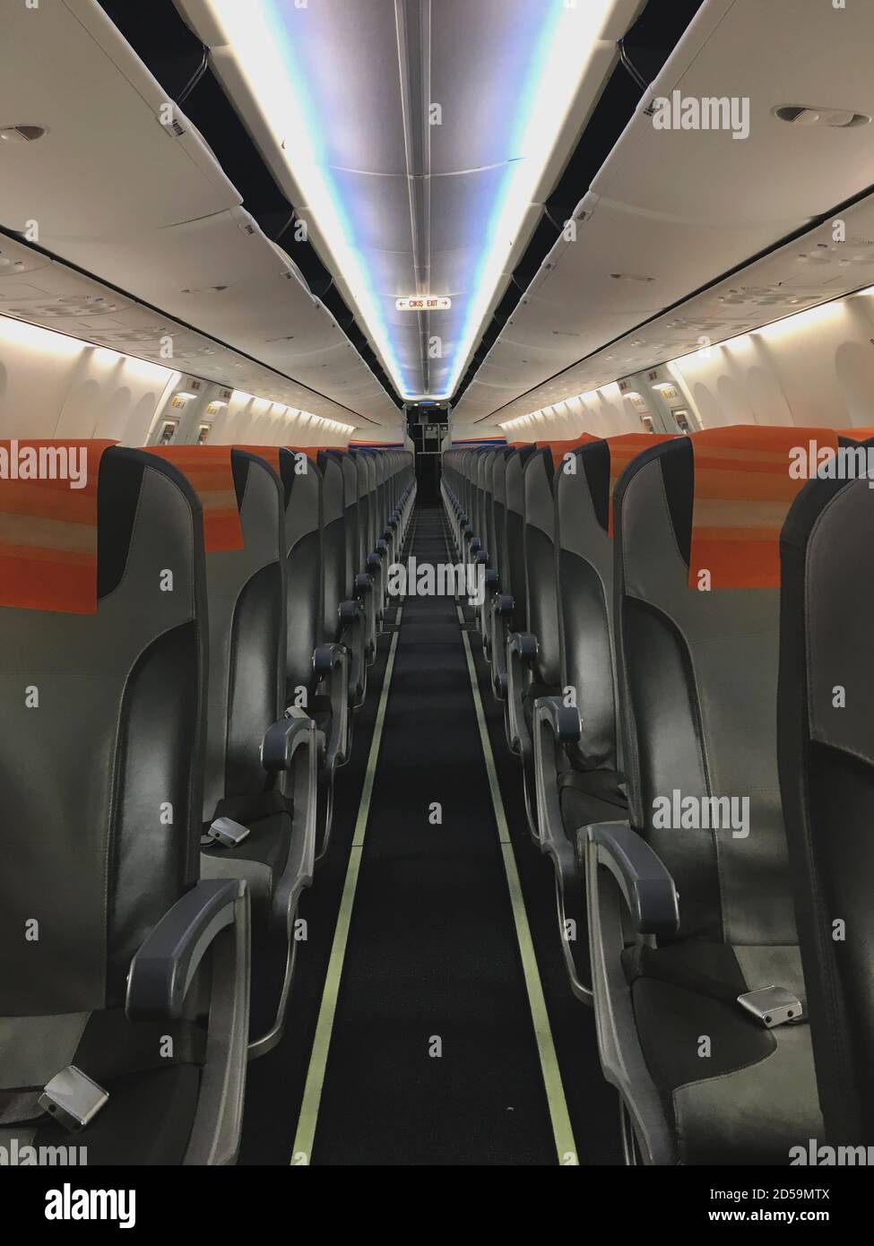 Airplane seats empty passenger hi-res stock photography and images - Alamy