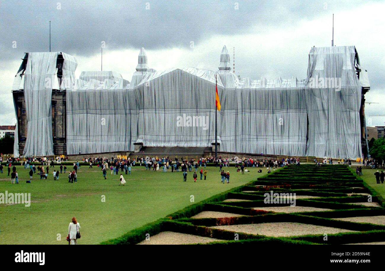 Christo artist building hi-res stock photography and images - Alamy