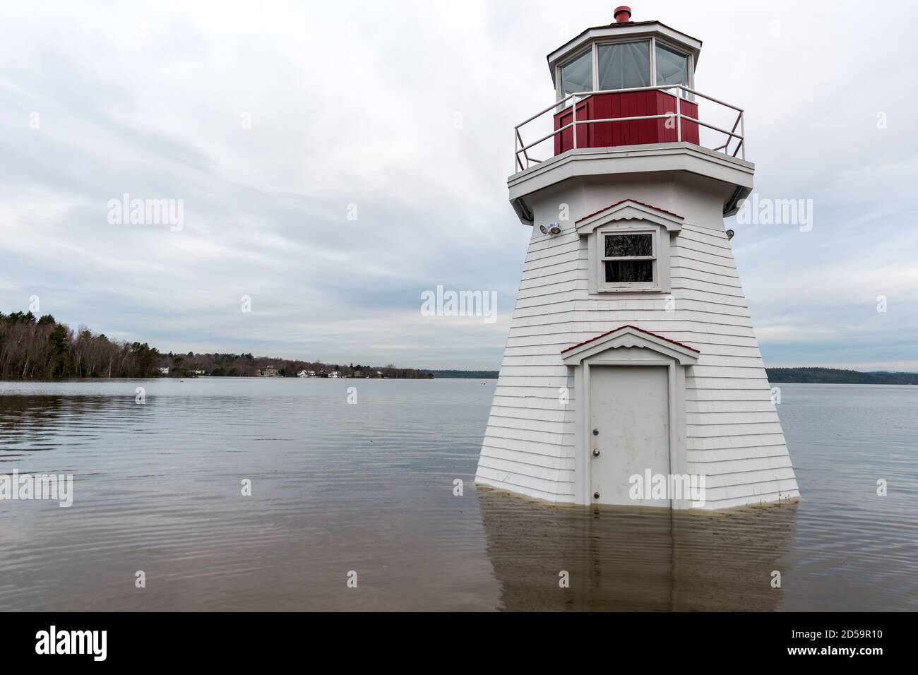 Lighthouse surrounded by water hi-res stock photography and images - Alamy