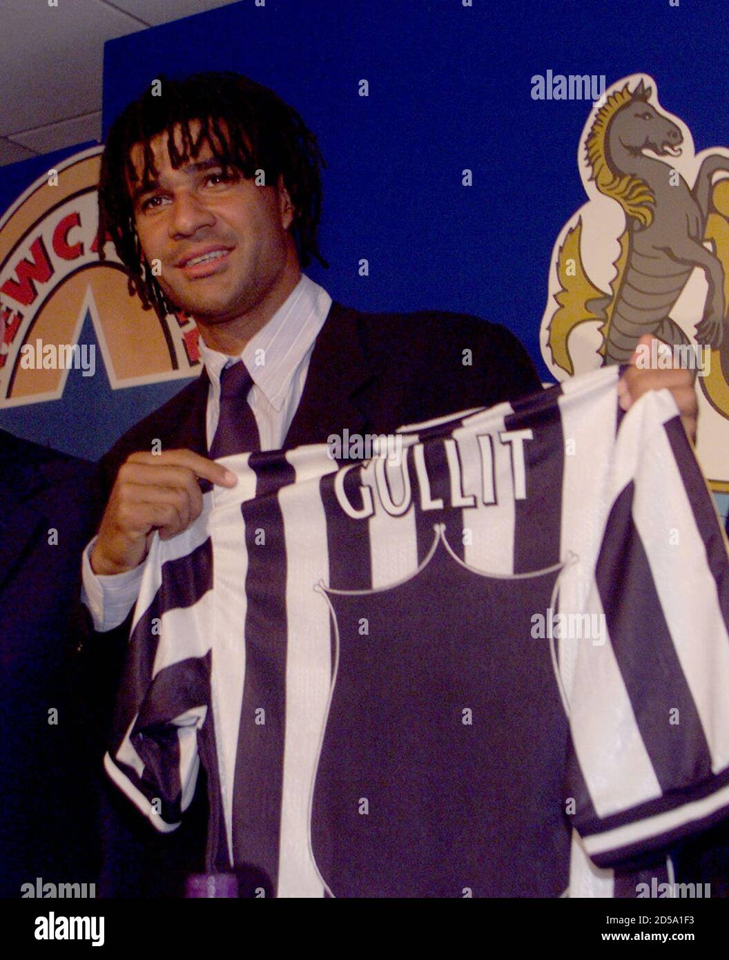 Ruud gullit signs for chelsea hi-res stock photography and images - Alamy