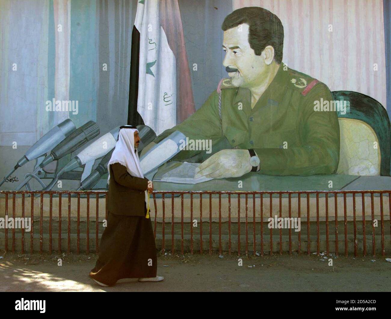 Iraq saddam mural hi-res stock photography and images - Alamy