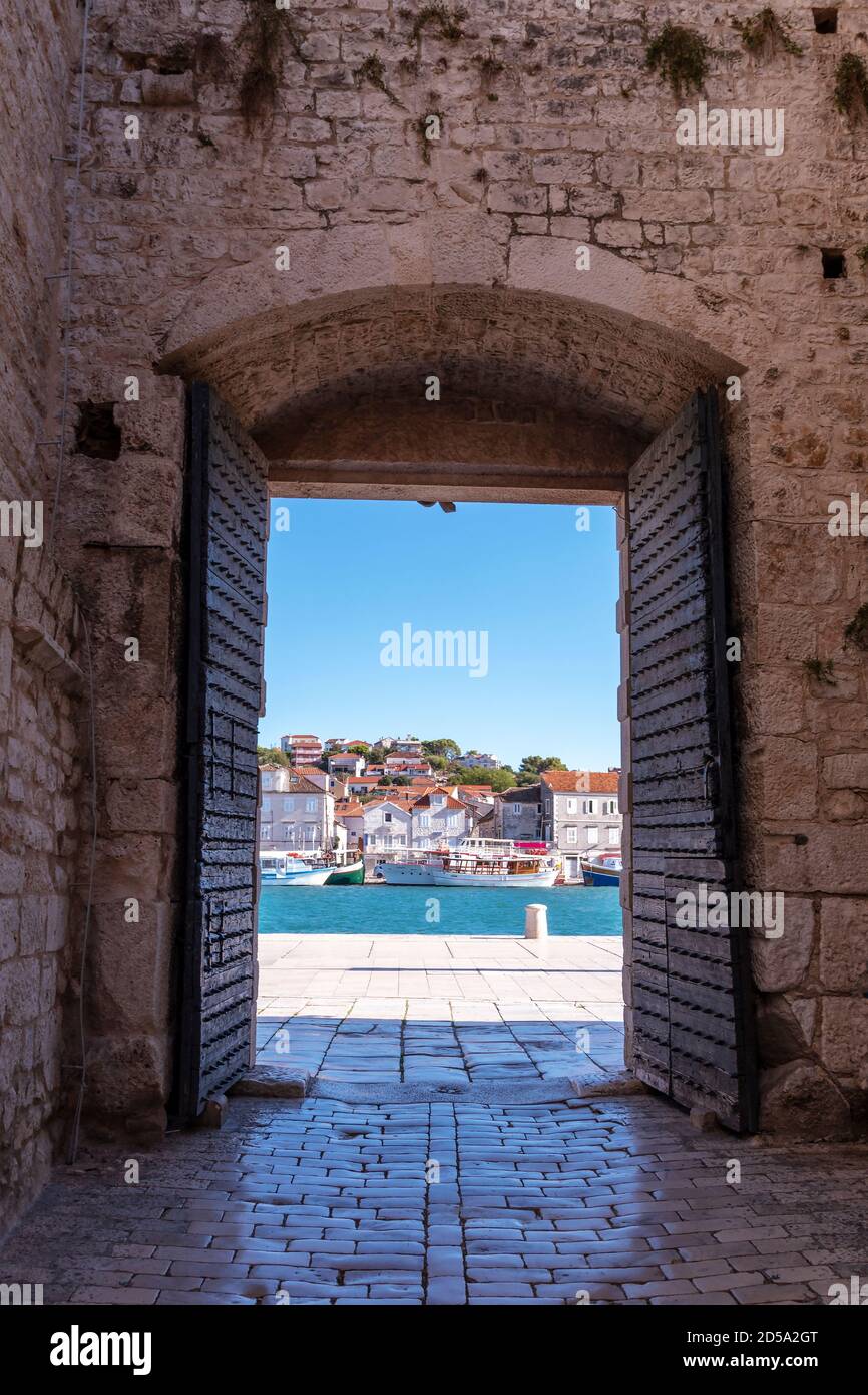City gate sea gate trogir hi-res stock photography and images - Alamy