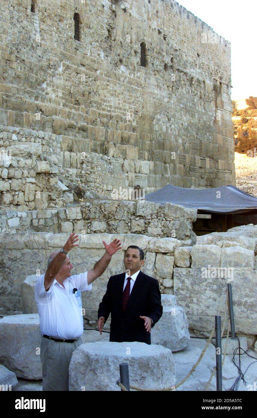 Leads a ceremony at the ancient stones hi-res stock photography and ...