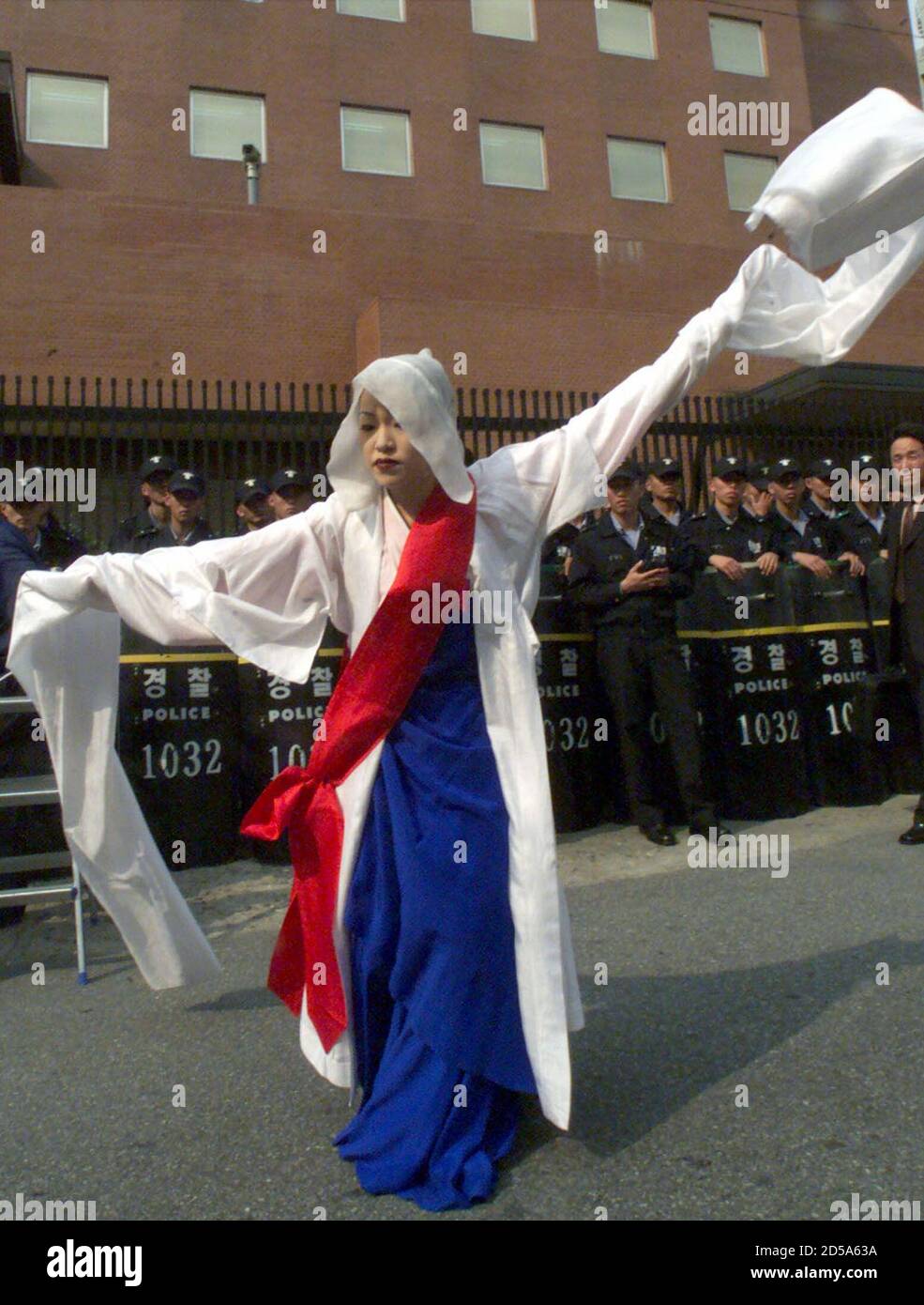 Korea shaman dance hi-res stock photography and images - Alamy