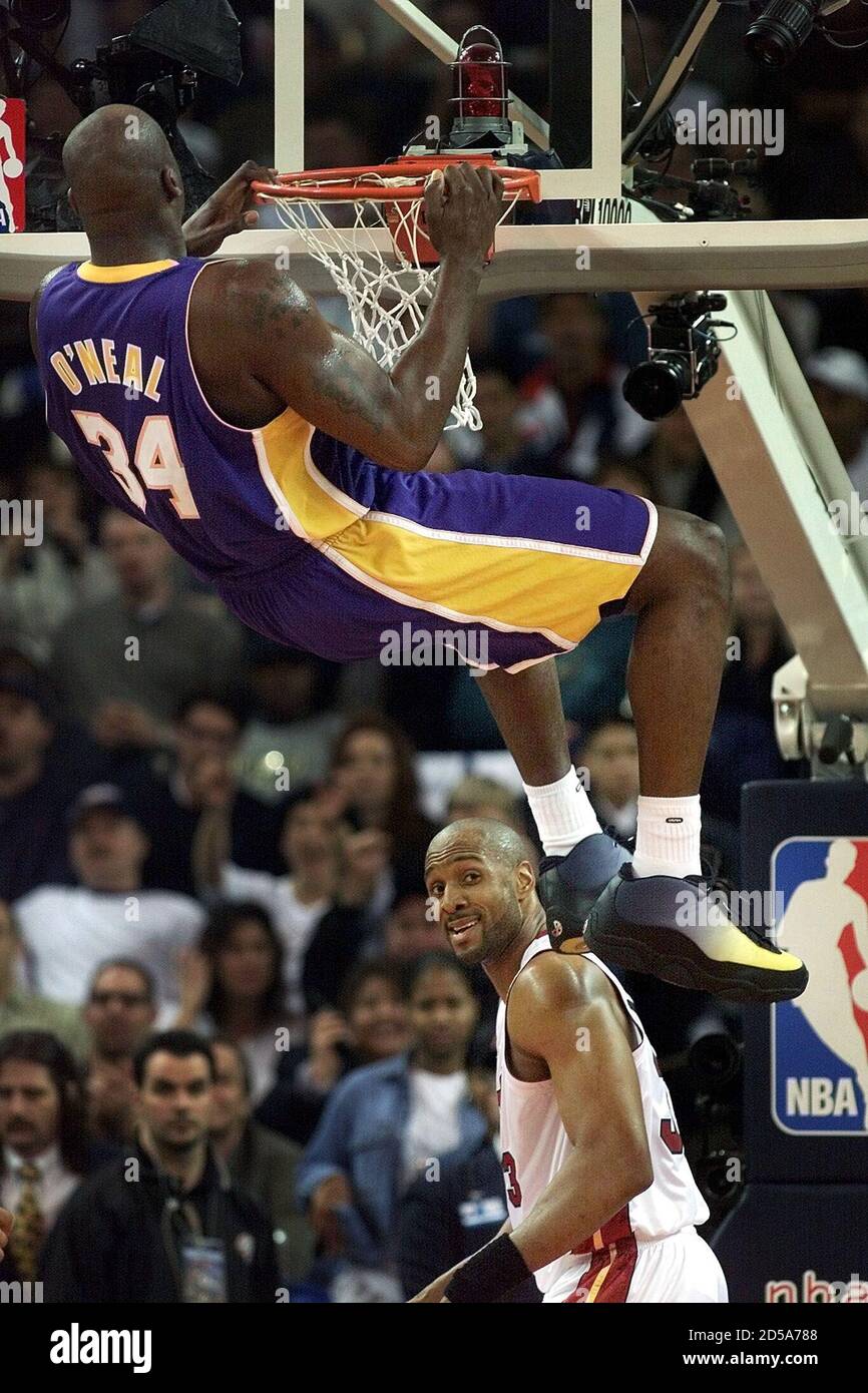 Shaquille o'neal lakers dunk hi-res stock photography and images - Alamy