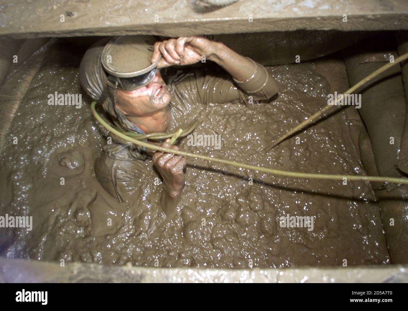 Gold mineral hands hi-res stock photography and images - Alamy