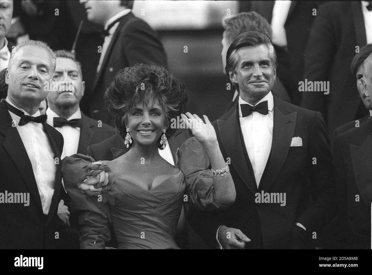 Elizabeth taylor 1987 Black and White Stock Photos & Images - Alamy