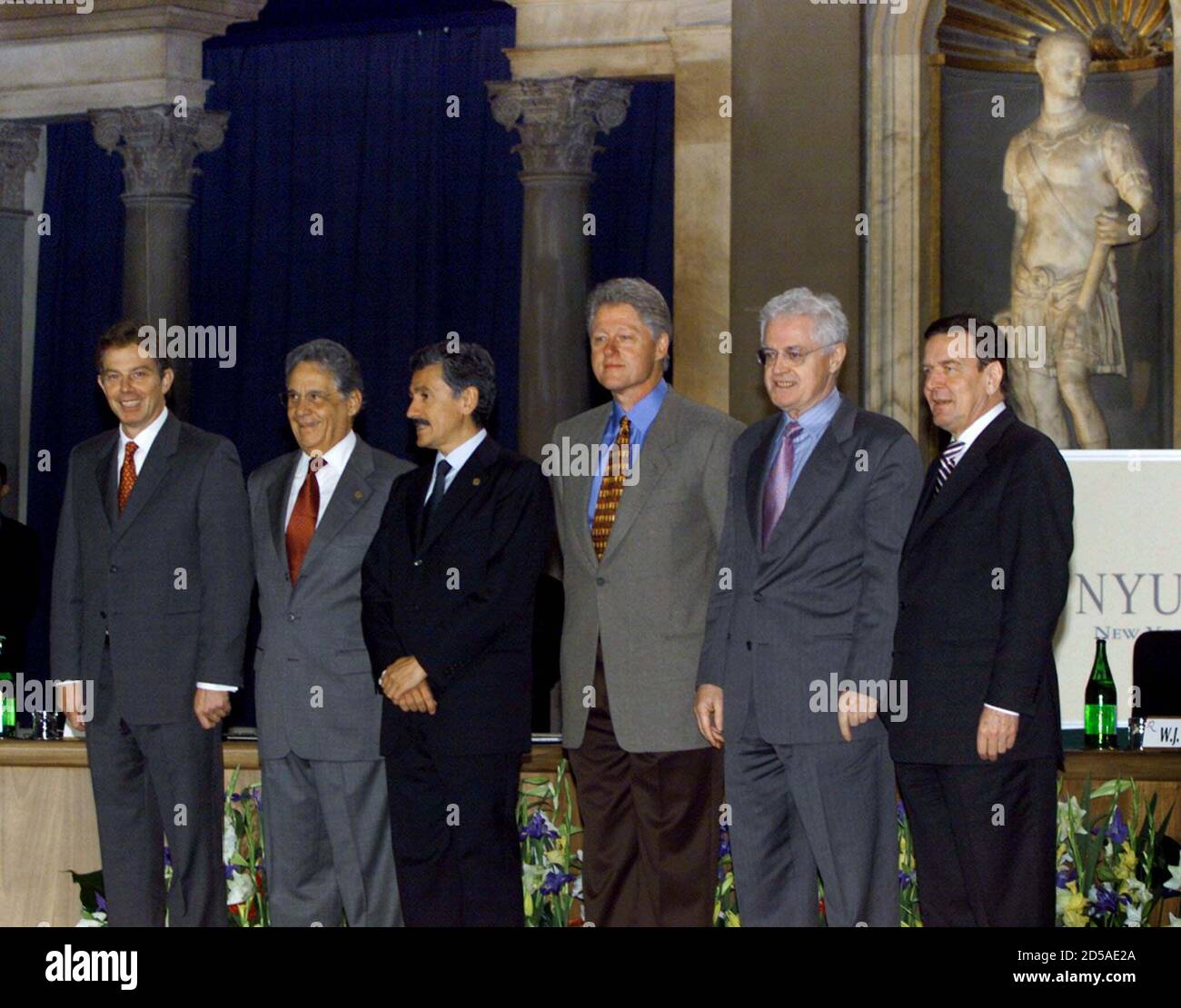 Bill clinton group photo hi-res stock photography and images - Alamy