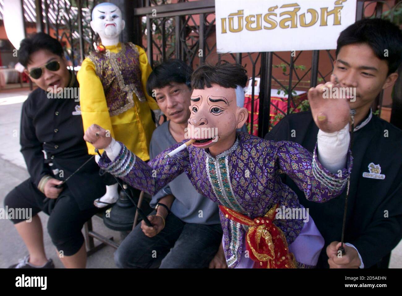 Puppeteer puppeteers hi-res stock photography and images - Alamy