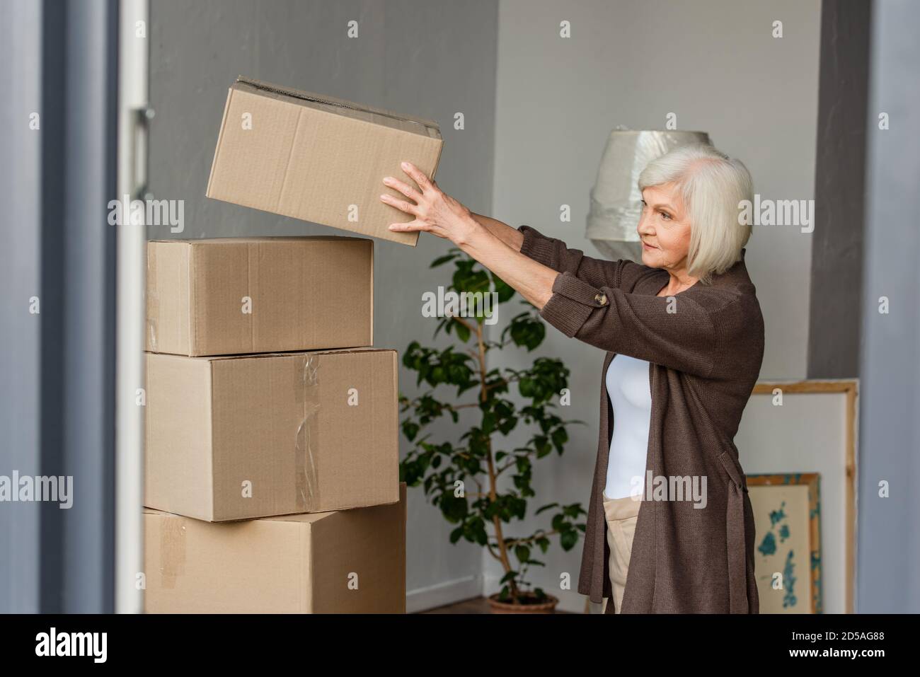 Arranging boxes hi-res stock photography and images - Alamy
