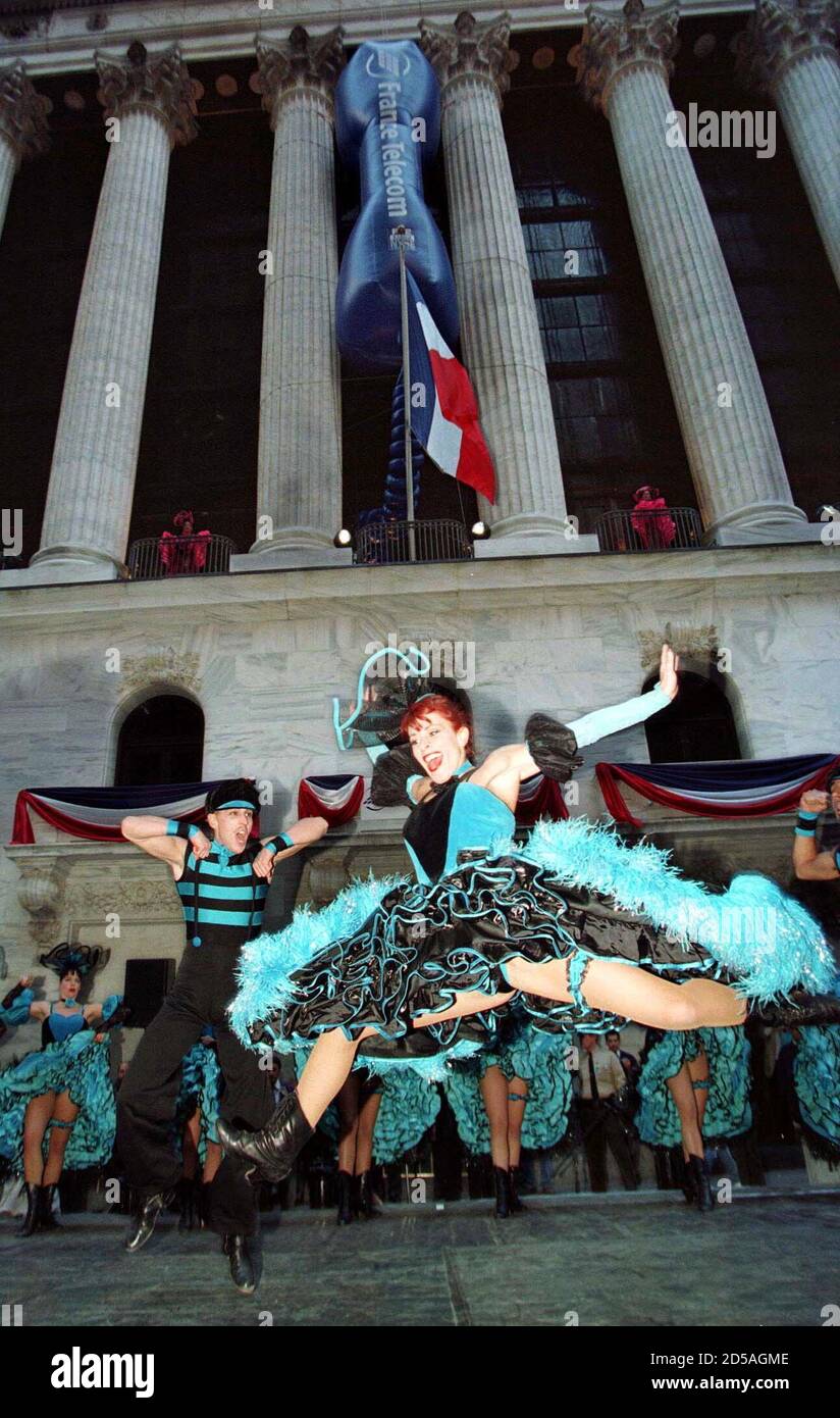 Can can dancers france hi-res stock photography and images - Alamy