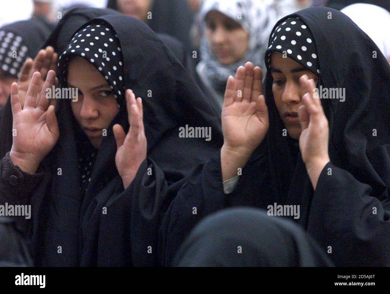 Iraq mosque praying hi-res stock photography and images - Alamy