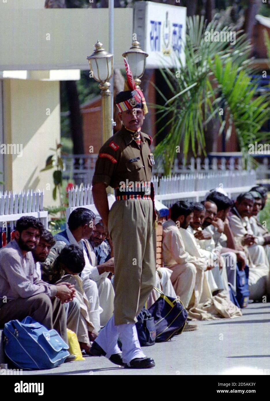 India pakistan border guard hi-res stock photography and images - Alamy