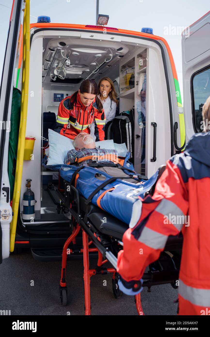 Senior emergency ambulance hi-res stock photography and images - Alamy