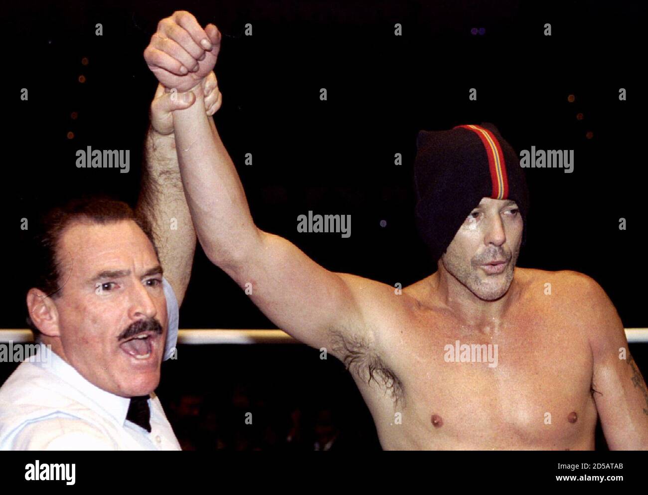 Boxer winner referee hi-res stock photography and images - Alamy