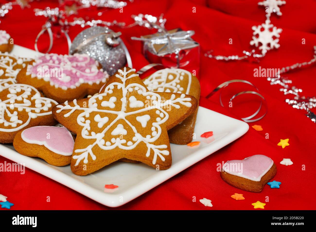 Christmas gingerbread on red hi-res stock photography and images - Alamy
