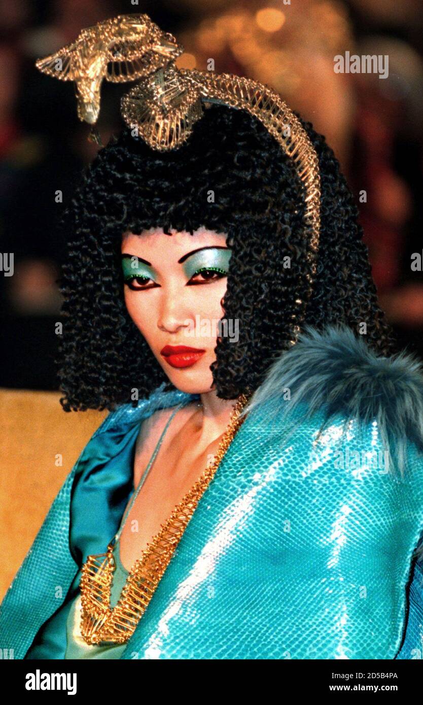 Cleopatra fashion hi-res stock photography and images - Alamy