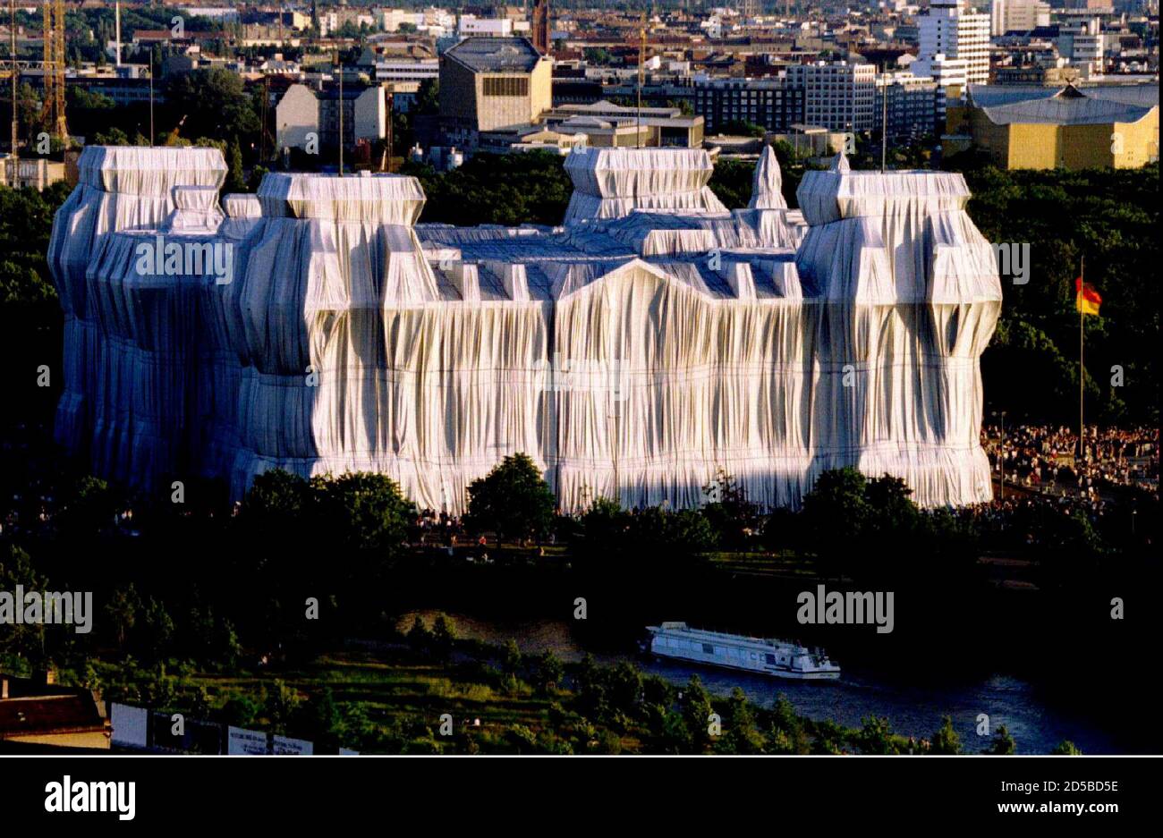The reichstag christo hi-res stock photography and images - Alamy
