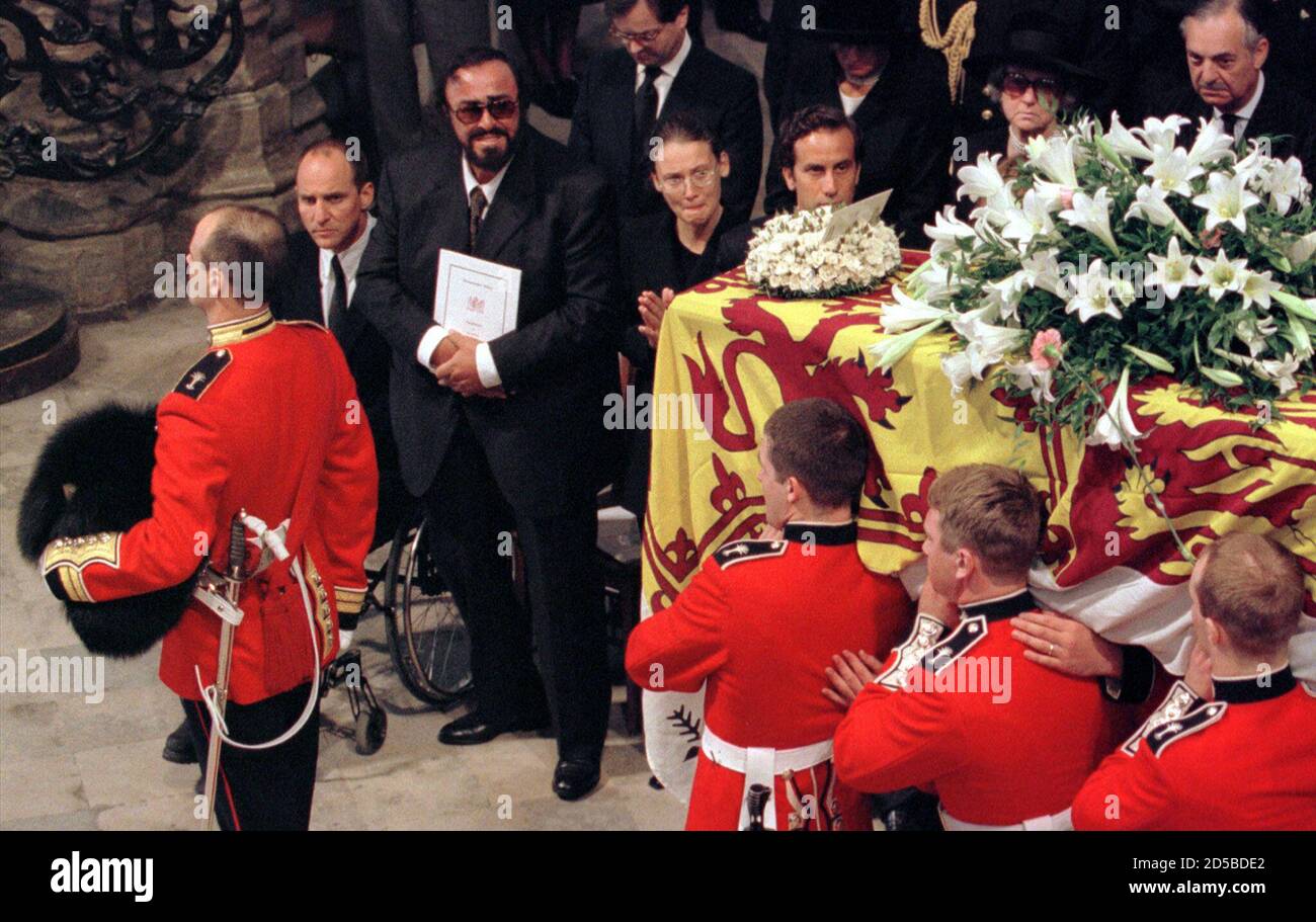 Italian opera star luciano pavarotti hi-res stock photography and ...