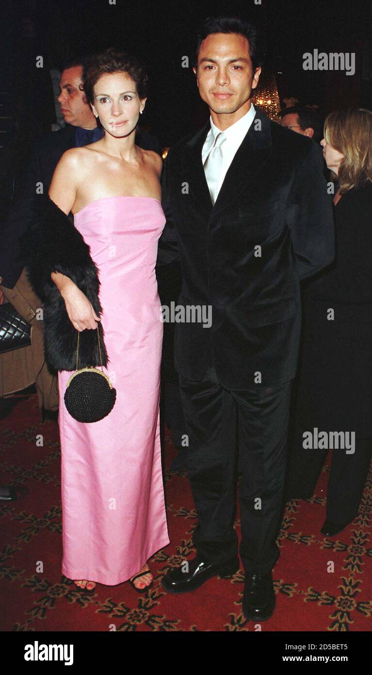 Julia Roberts And Benjamin Bratt High Resolution Stock Photography and ...