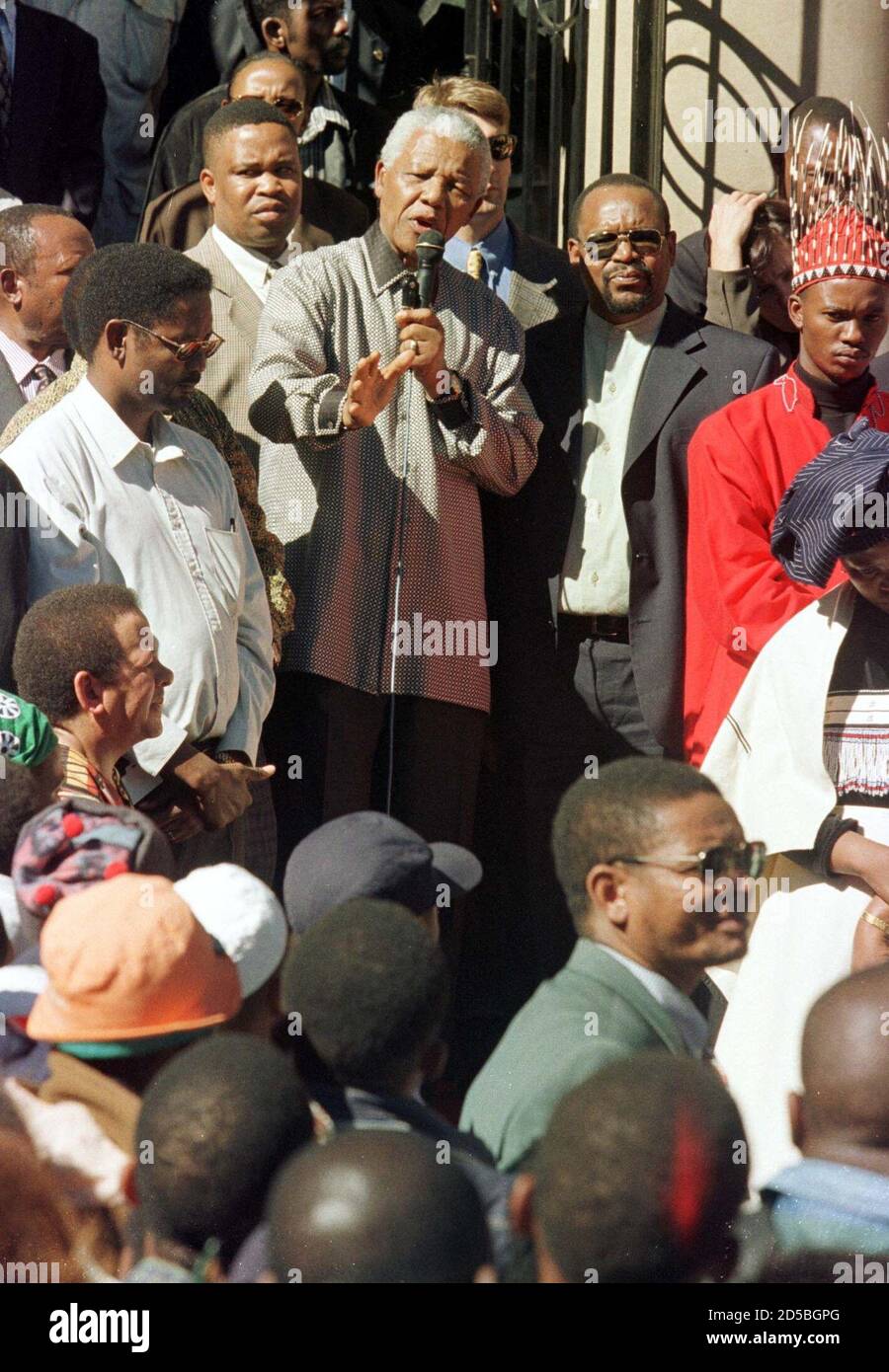 Nelson mandela addressing crowd hi-res stock photography and images - Alamy