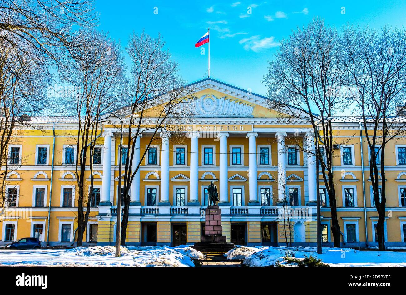 Monument to Vladimir Lenin in front of the Dom Sovetov (the House of ...