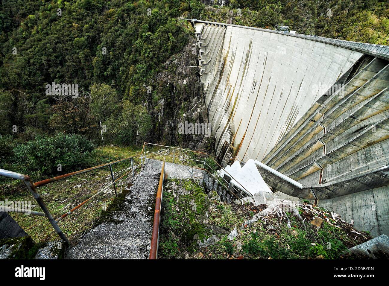 Verzasca River Dam Switzerland - Green River Stock Photo - Alamy
