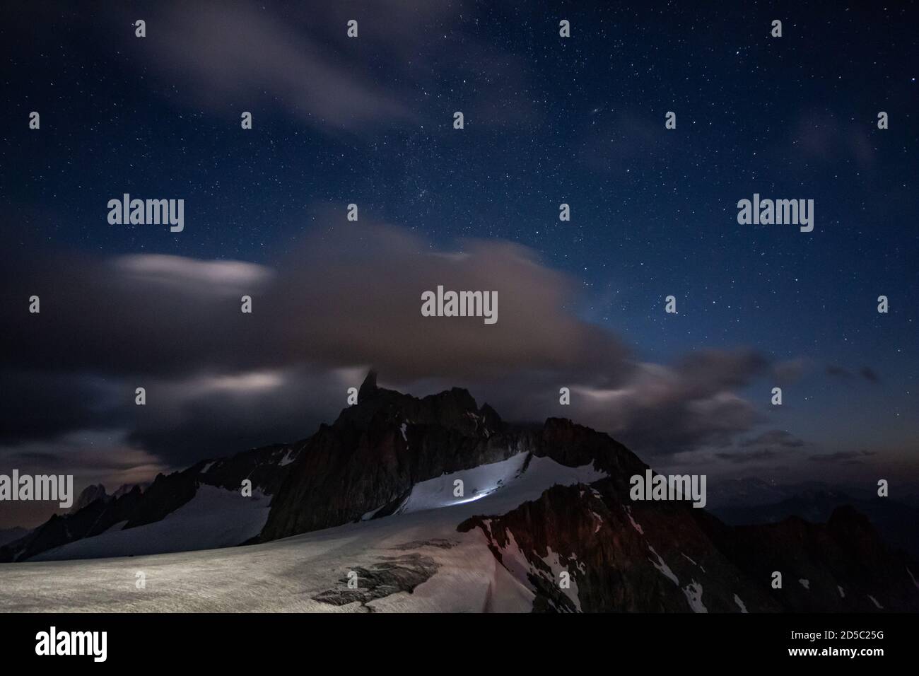 Night skiing and stars hi-res stock photography and images - Alamy
