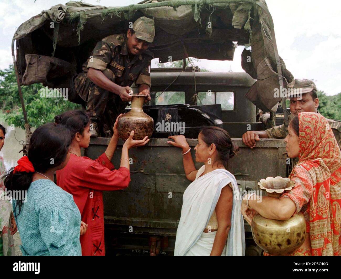 Soldiers drinking water hi-res stock photography and images - Alamy