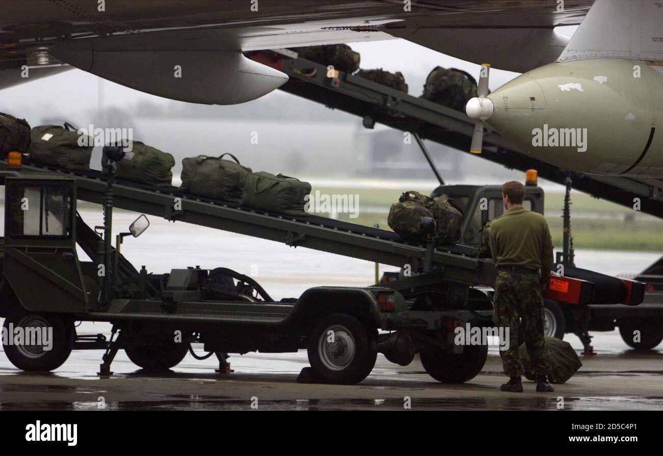 Aircraft extraction hi-res stock photography and images - Alamy