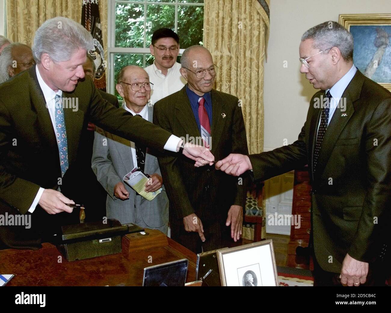 Bill clinton president oval office desk hi-res stock photography and ...