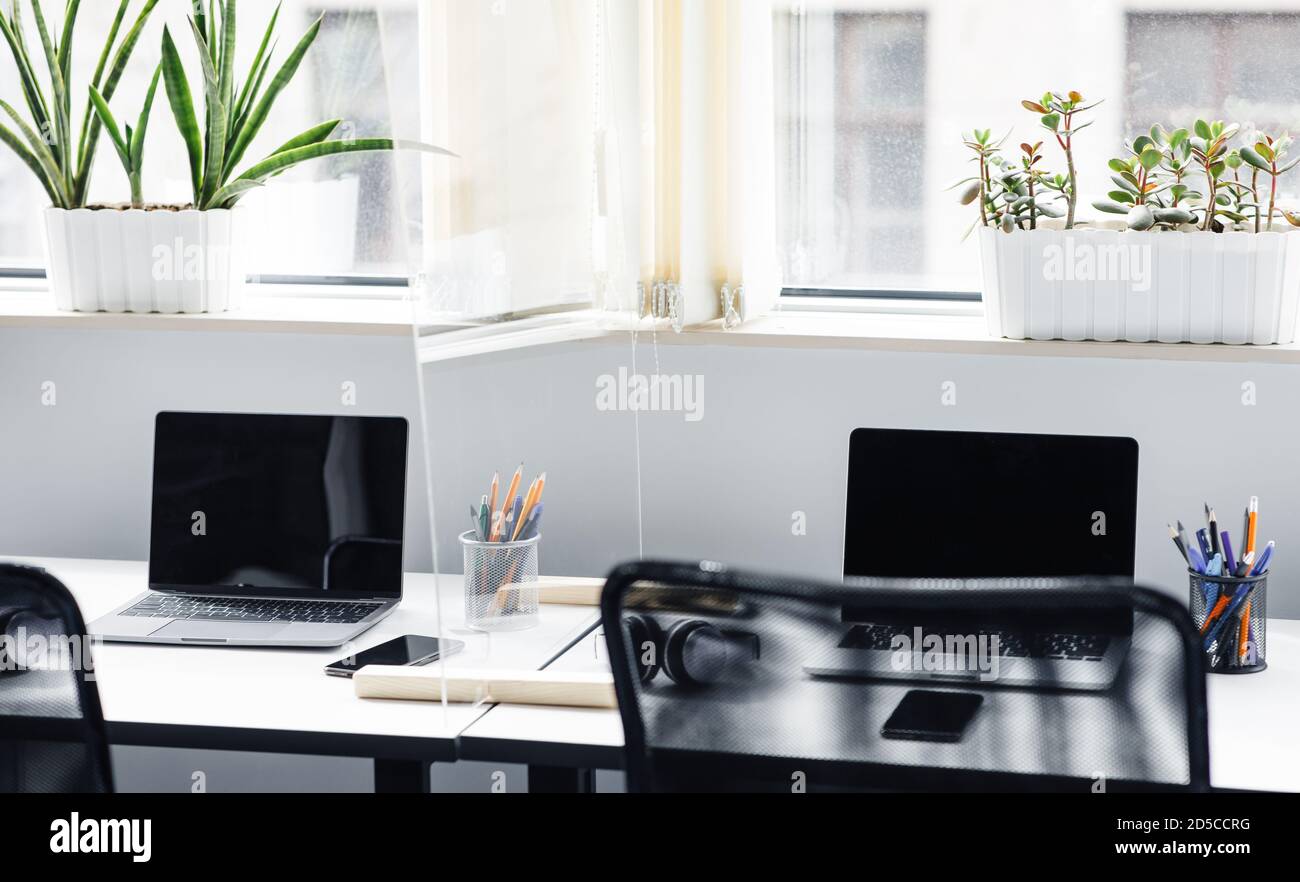 Office screens hi-res stock photography and images - Alamy