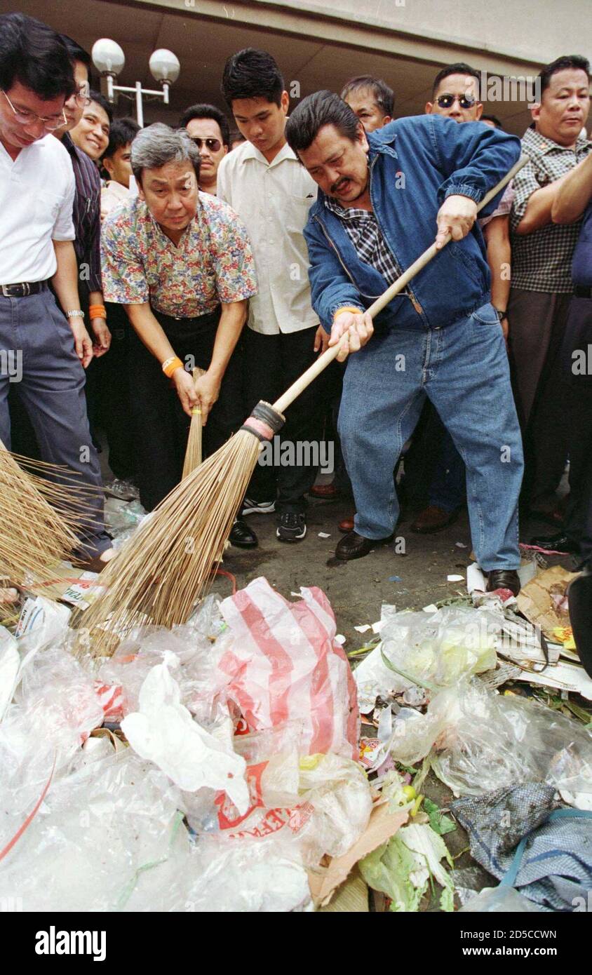 Philippines garbage manila filipinos hi-res stock photography and ...