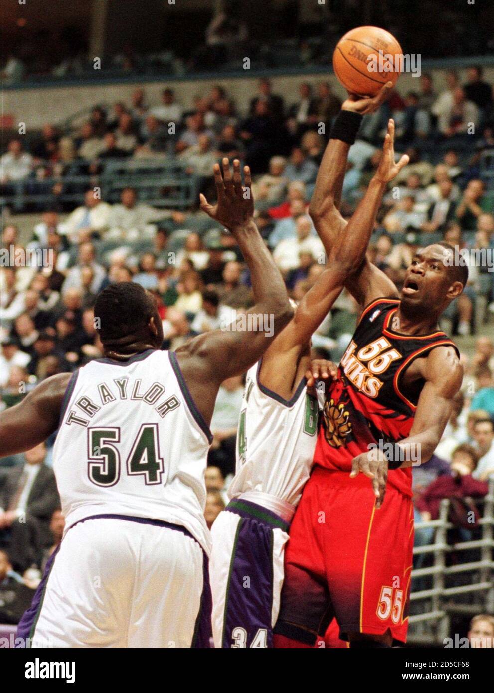 Dikembe mutombo and hawks hi-res stock photography and images - Alamy