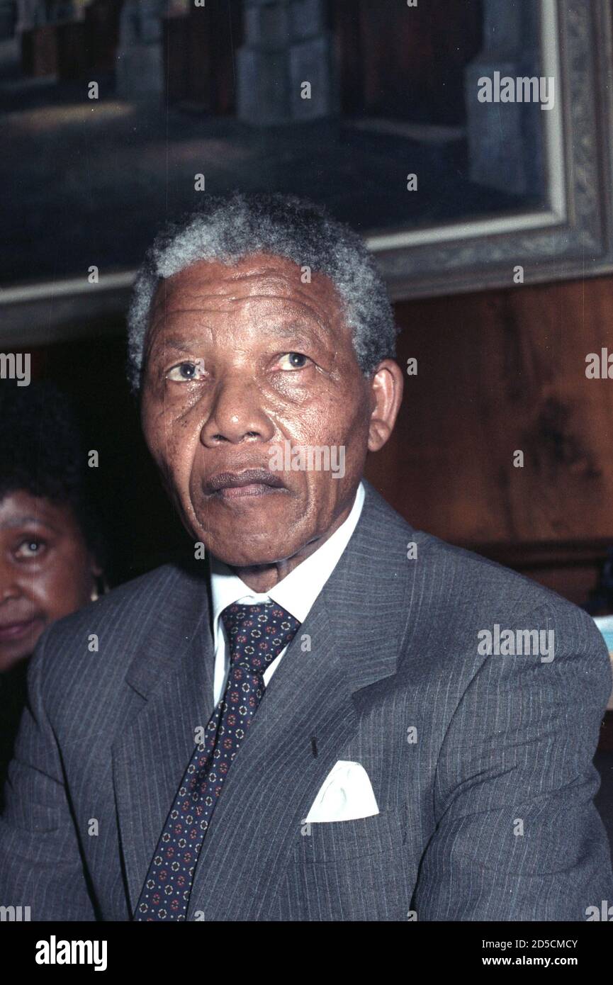 People for nelson mandela 1990 hi-res stock photography and images - Alamy