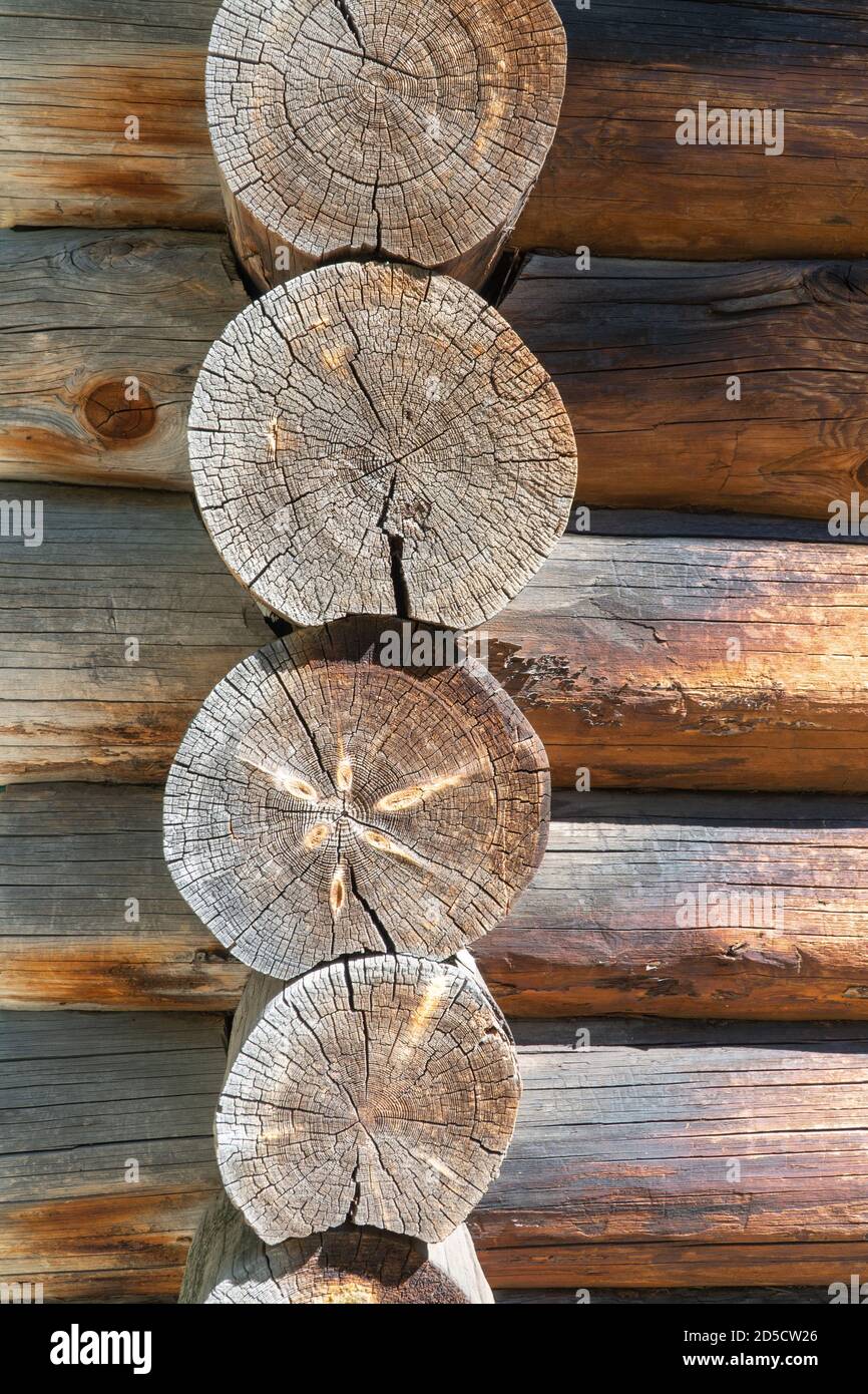 Rough cut log cabin hi-res stock photography and images - Alamy