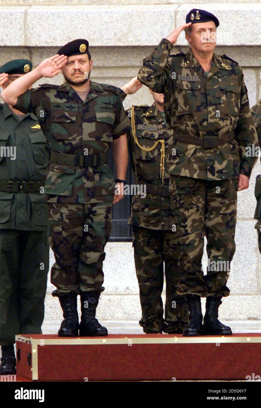 Salute to troops hi-res stock photography and images - Alamy