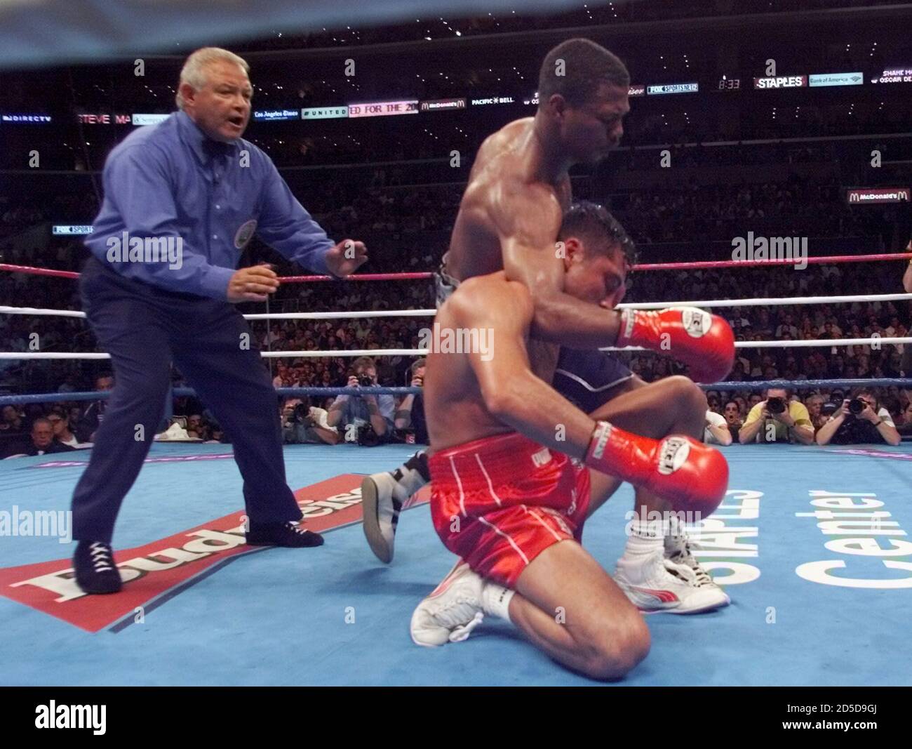 3rd round boxing hi-res stock photography and images - Alamy