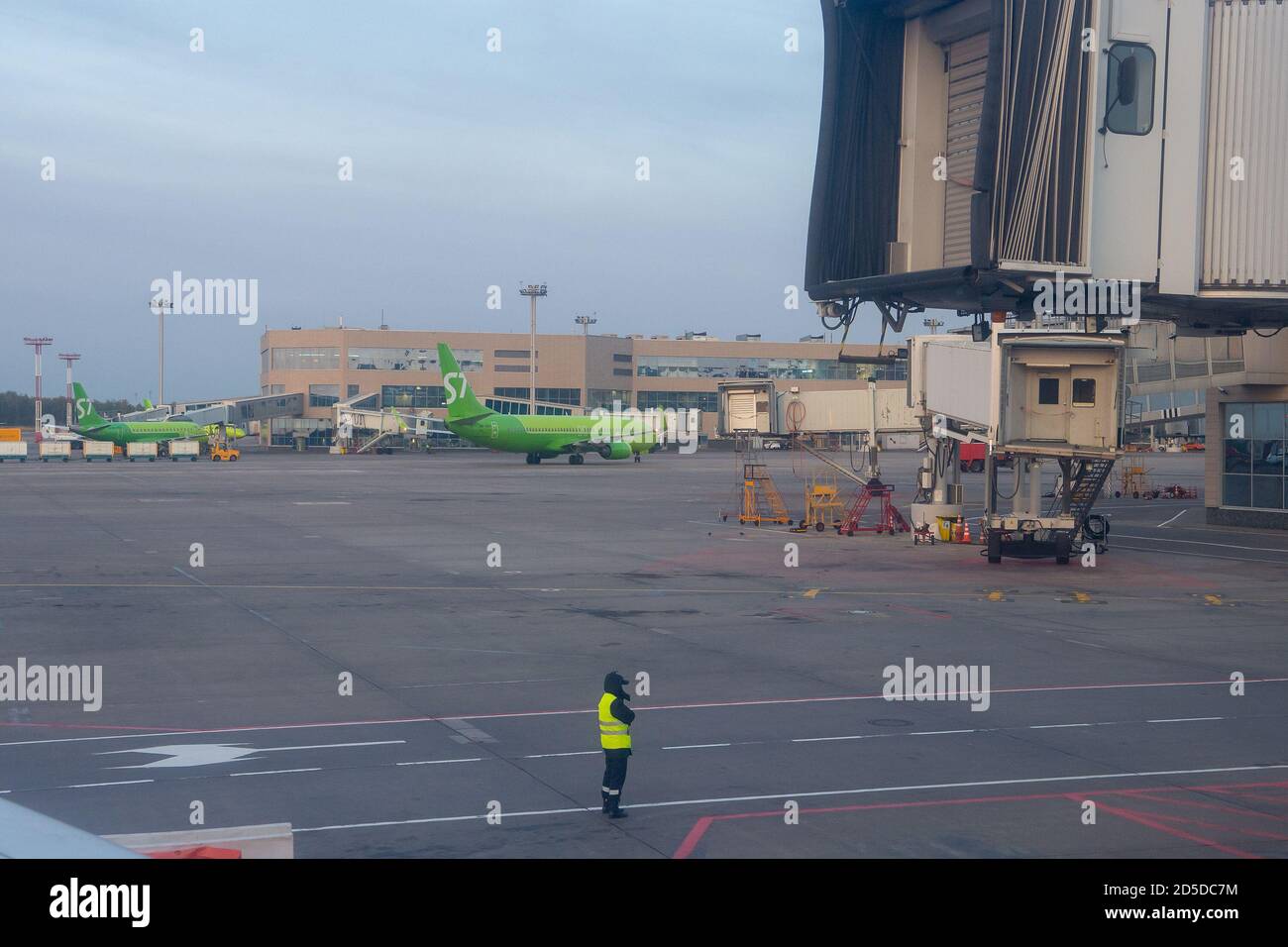Airport boarding gate door hi-res stock photography and images - Alamy