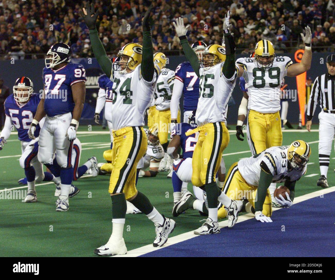 Nfl players kneeling hi-res stock photography and images - Alamy