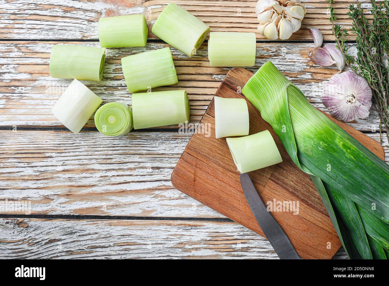 Green chopped leek sultan on choppong board over white wood table Stock ...