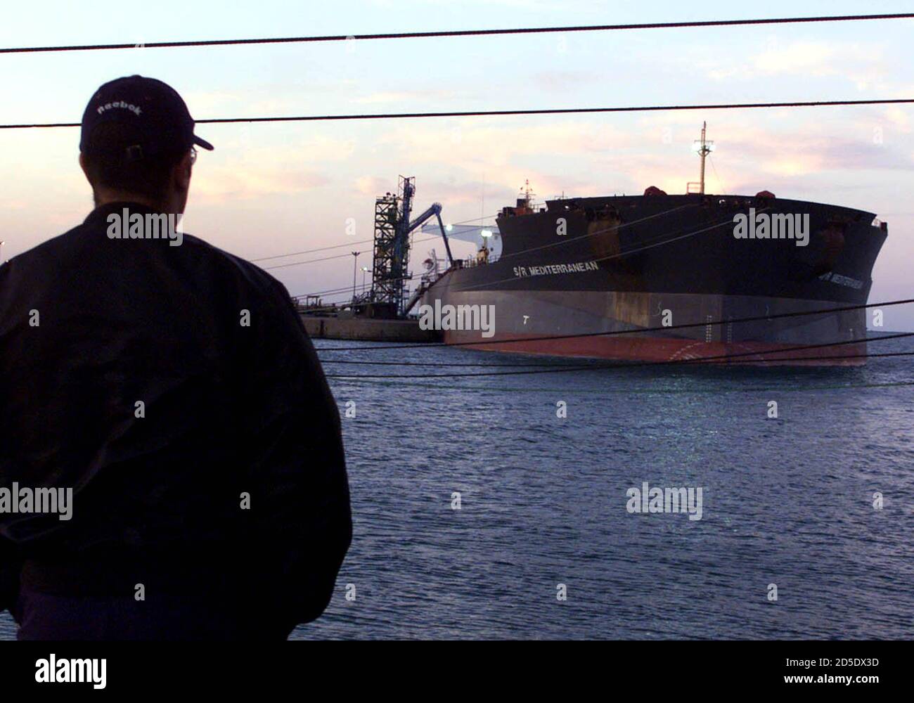 Oil pollution from boats hi-res stock photography and images - Alamy